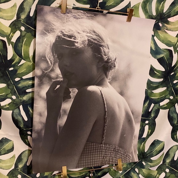 Taylor Swift | Accessories | Taylor Swift Meet Me Behind The Mall ...